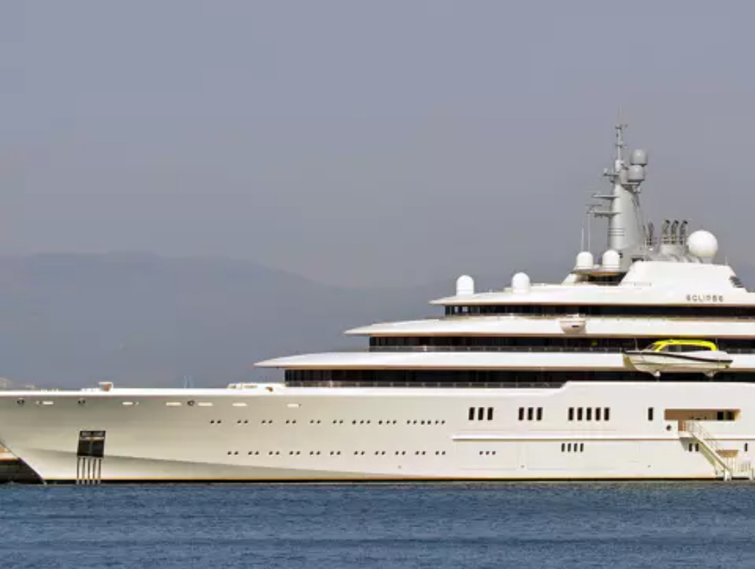 Ce que l’on sait sur le superyacht de Roman Abramovitch amarré en ...